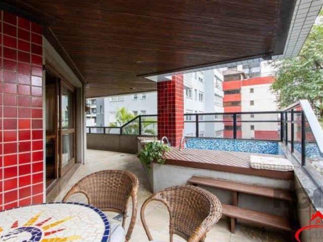 Apartamento com piscina na sacada e 3 vagas individuais