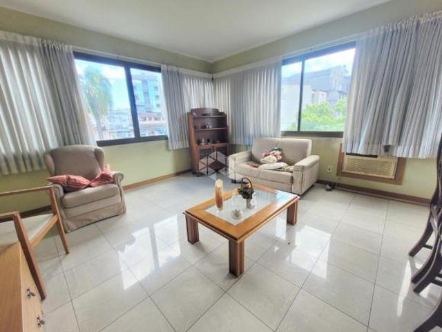 Apartamento com planta diferenciada, amplo 88m², localização mais desejada do bairro Petrópolis!