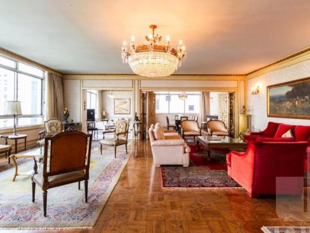 Apartamento com planta spectacular, varanda e otima localizacao