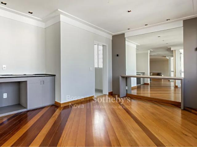 Apartamento com projeto de Jonas Birger em localização privilegiada na Vila Madalena
