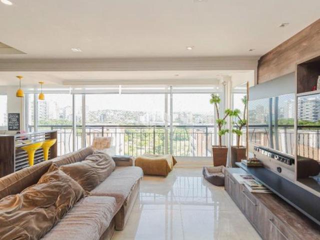 Apartamento com quatro quartos e duas vagas, no Jardim Europa
