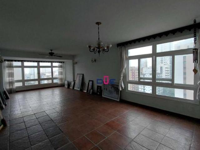 Apartamento com quatro, quartos sendo 1 suite, 2 quaras da praia