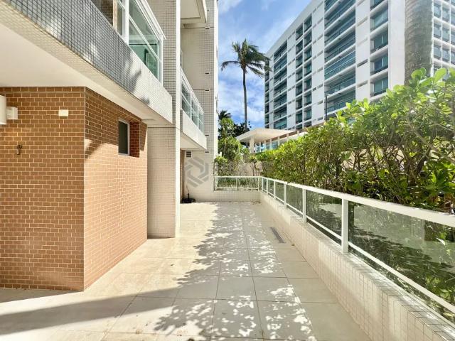 Apartamento com quintal e área gourmet com lazer de clube na beira mar da Praia da Enseada, Guaruja