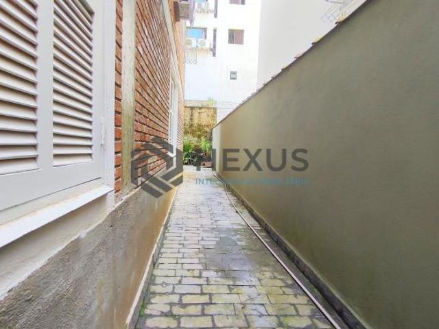 Apartamento com quintal na Praia das Pitangueiras, Guaruja