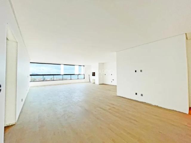 Apartamento com área privativa de 135 m², três suítes, duas vagas de garagem e vista mar penha/sc