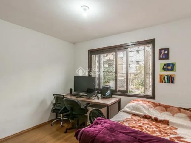 Apartamento com todas as peças amplas, iluminado e excelente ventilação. Possui 3 dormitórios