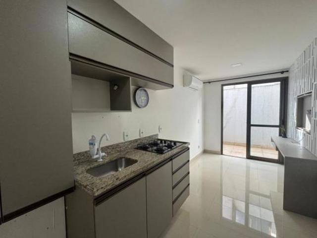 Apartamento com Terraço Garagem e Armários