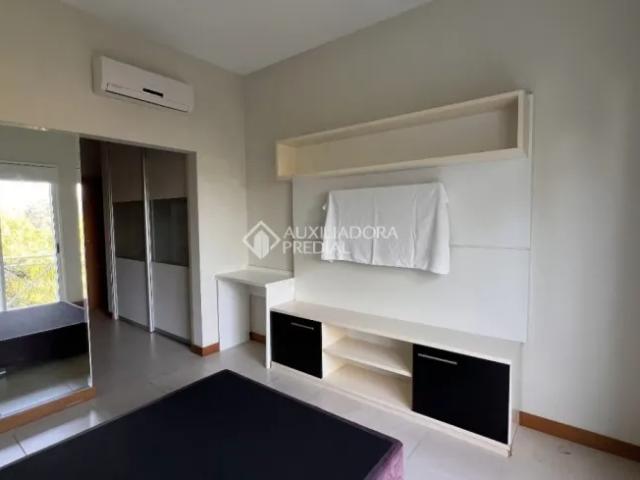 Apartamento com três dormitórios em Jurêre