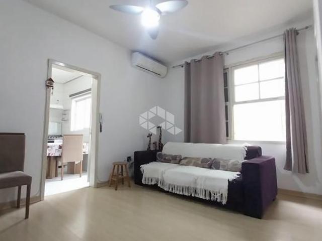 Apartamento com três dormitórios no Menino Deus, sacada e ótima localização