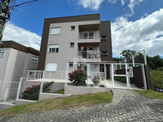 Apartamento com três dormitórios sendo um suíte no bairro Primeiro de Maio