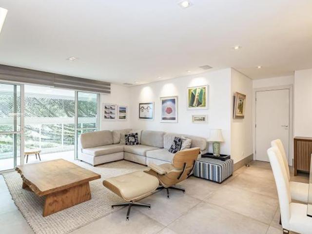 Apartamento com três quartos no Mossunguê
