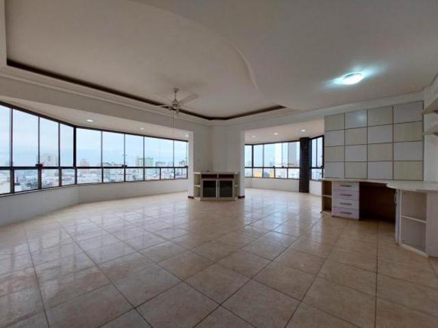 Apartamento com três quartos, no centro de Tramandaí!