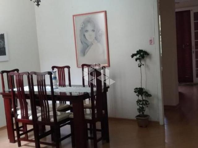 Apartamento com três quartos e sacada, no Centro Histórico