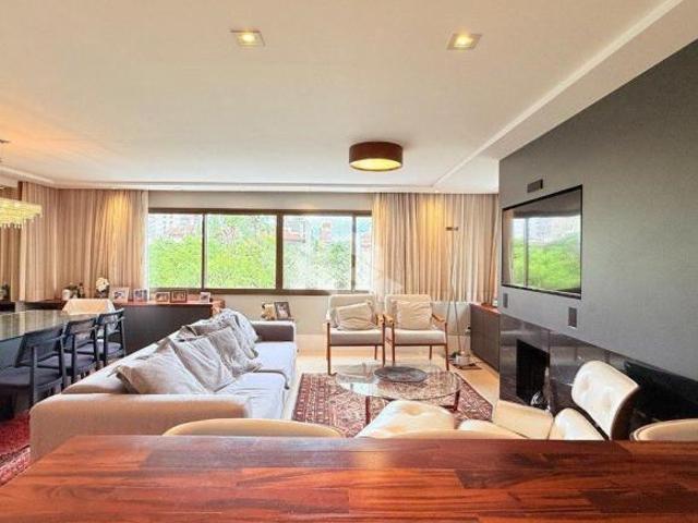 Apartamento com três quartos e três vagas, no bairro Petrópolis