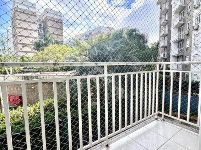 Apartamento com três quartos, sacada e churrasqueira, perto do Iguatemi