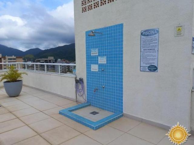 Apartamento com três quartos sendo um suíte, com área de lazer coletiva com piscina e sauna