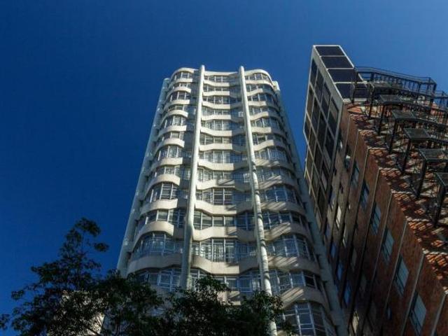 Apartamento com três quartos uma suíte no Centro