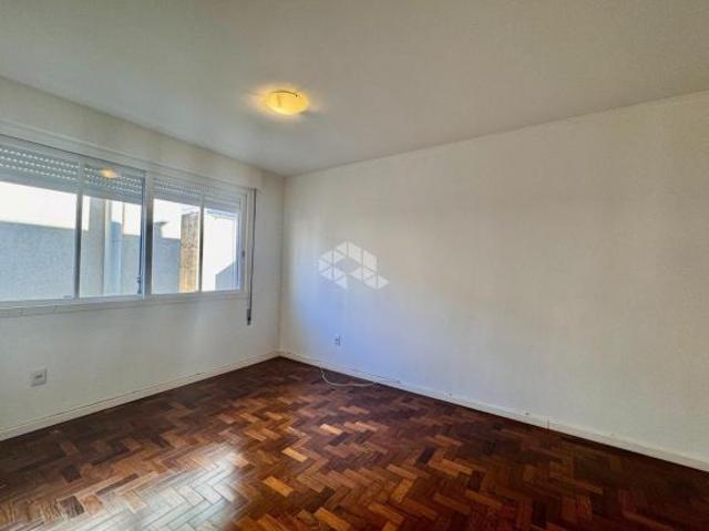 Apartamento com três quartos, vaga e elevador, no Petrópolis