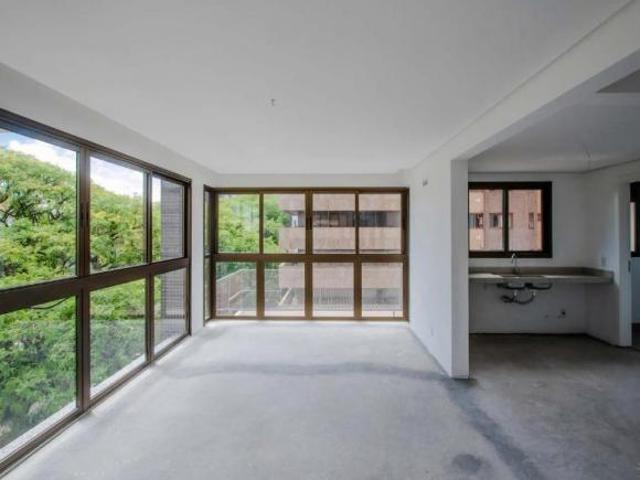 Apartamento com três suítes, sendo duas americanas, amplo living com sala de jantar e estar