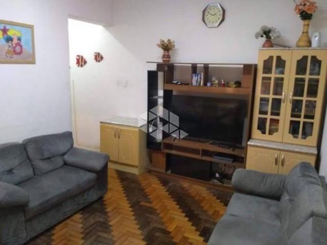 Apartamento com um lance de escada, 2 quartos muito bem localizado ao lado do Boubon Shopping