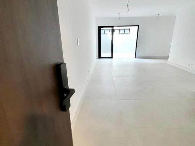 APARTAMENTO COM UMA GRANDE VARANDA EXCELENTE IMÓVEL OPORTUNIDADE