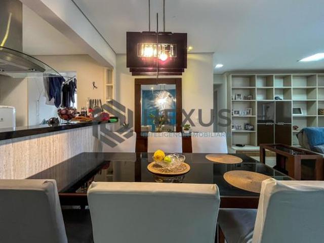 Apartamento com varanda, 2 vagas e lazer à venda, Astúrias, Guarujá, SP