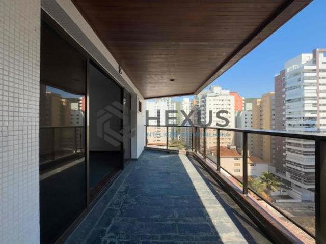 Apartamento com varanda, vista livre e lazer na Praia das Pitangueiras, Guaruja