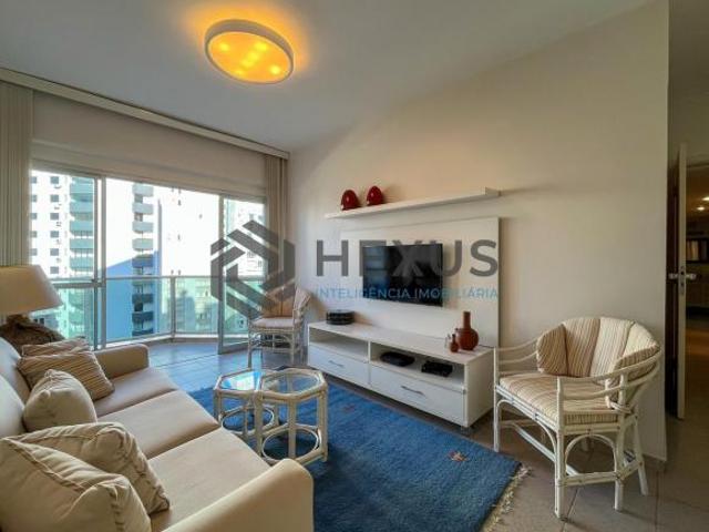 Apartamento com varanda vista mar e lazer na Praia das Pitangueiras, Guaruja