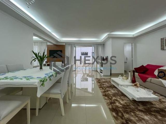 Apartamento com varanda, vista mar e lazer na Praia das Pitangueiras, Guaruja