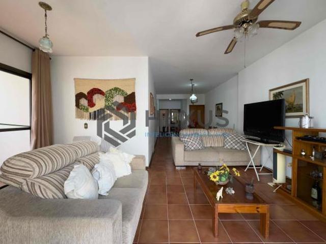 Apartamento com varanda, vista mar e lazer na Praia das Pitangueiras, Guaruja |