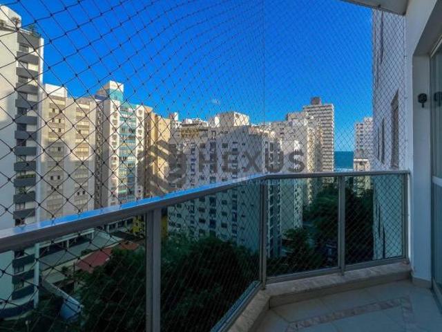 Apartamento com varanda vista mar e lazer na Praia das Pitangueiras, Guaruja