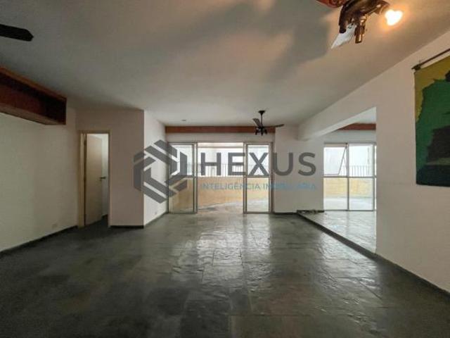 Apartamento com varanda, vista mar e lazer na Praia das Pitangueiras, Guaruja
