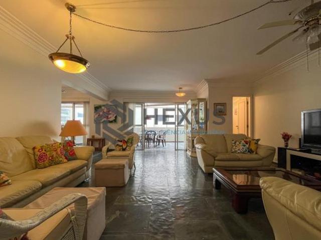 Apartamento com varanda, vista mar e lazer na Praia das Pitangueiras, Guaruja