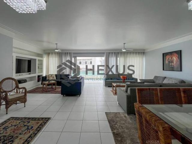 Apartamento com varanda, vista mar e lazer na quadra mar da Praia das Pitangueir