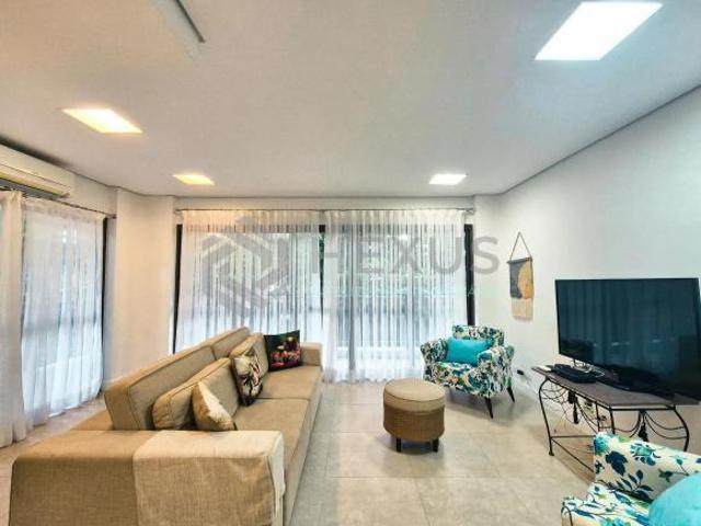 Apartamento com varanda vista mar e lazer nas Pitangueiras, Guarujá