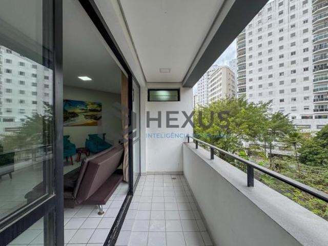 Apartamento com varanda a duas quadras da Praia das Pitangueiras, Guaruja
