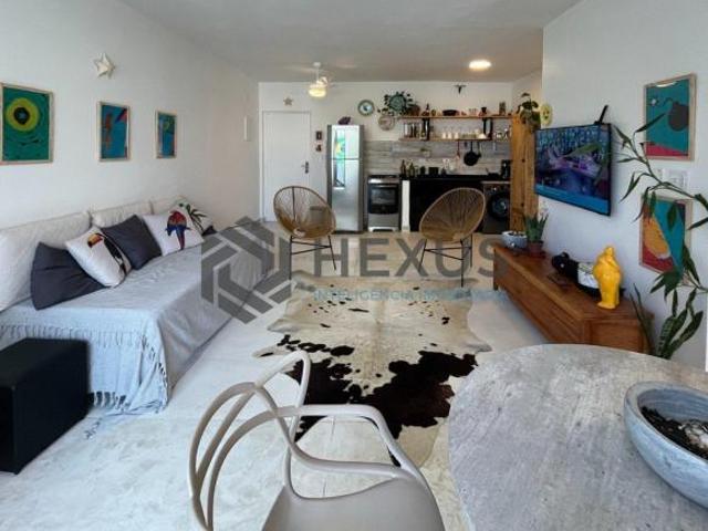 Apartamento com varanda a duas quadras da Praia das Pitangueiras, Guarujá