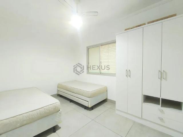 Apartamento com varanda a uma quadra da Praia das Asturias, Guaruja