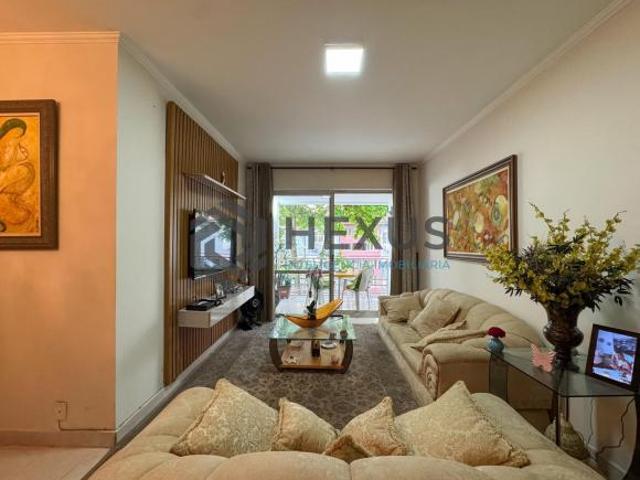 Apartamento com varanda a uma quadra da Praia das Pitangueiras, Guaruja