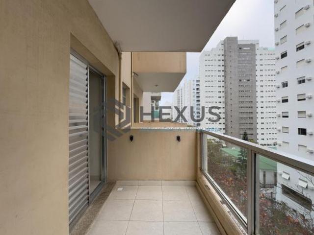 Apartamento com varanda a uma quadra da Praia das Pitangueiras, Guaruja