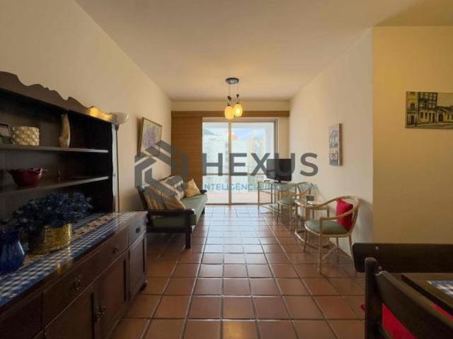 Apartamento com varanda a uma quadra da Praia das Pitangueiras, Guaruja
