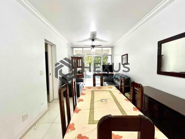 Apartamento com varanda a uma quadra da Praia das Pitangueiras, Guaruja