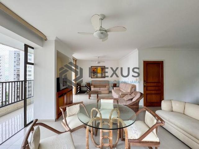 Apartamento com varanda a 2 quadras da praia nas Pitangueiras, Guarujá