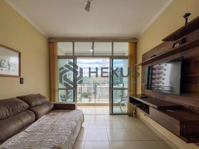 Apartamento com varanda e kitnet a uma quadra da Praia das Pitangueiras, Guaruja