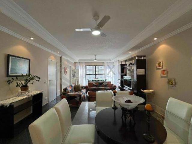Apartamento com varanda e lazer na beira mar da Praia das Pitangueiras, Guaruja