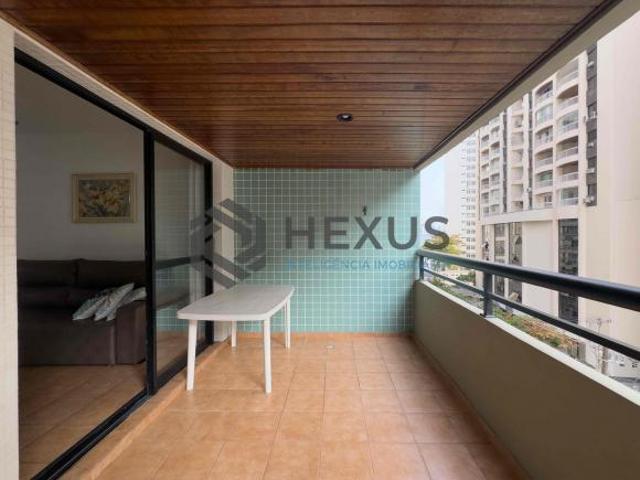 Apartamento com varanda e lazer na beira mar da Praia das Pitangueiras, Guaruja