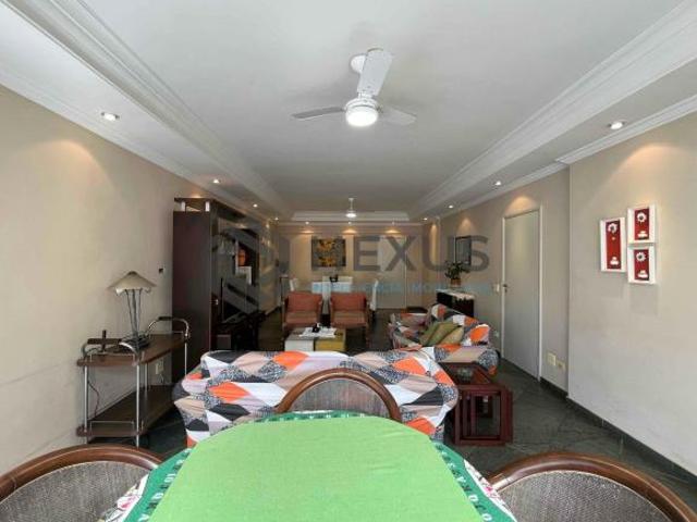 Apartamento com varanda e lazer na beira mar da Praia das Pitangueiras, Guaruja