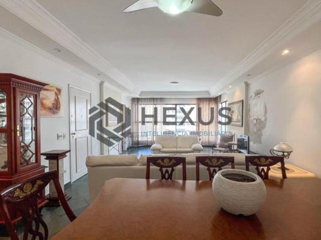 Apartamento com varanda e lazer na beira mar da Praia das Pitangueiras, Guaruja