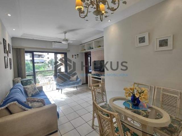 Apartamento com varanda e lazer na Praia da Enseada, Guaruja