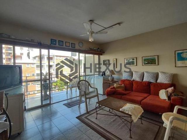Apartamento com varanda e lazer na Praia da Enseada, Guaruja